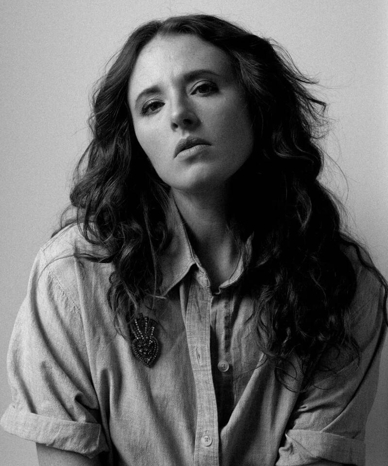 Emily Hackett drops soft and gritty new single “Crowded Room” - NewsBreak