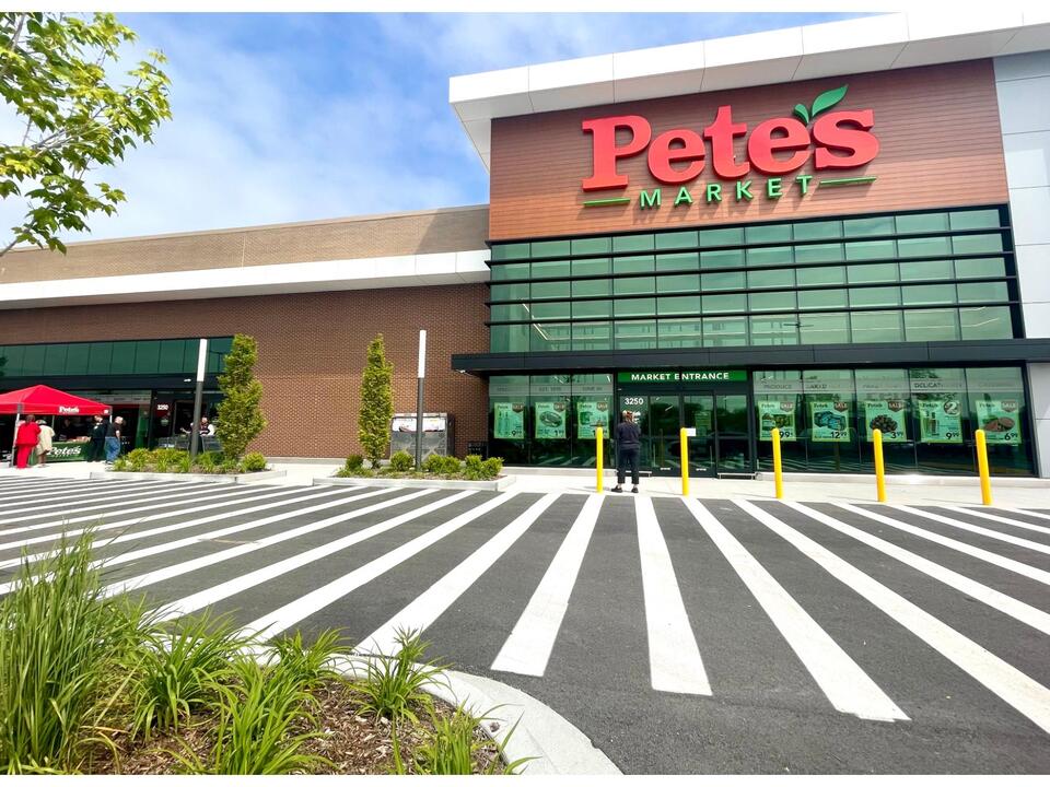 Pete’s Fresh Market Opens To Hundreds Of Waiting Ashburn Neighbors