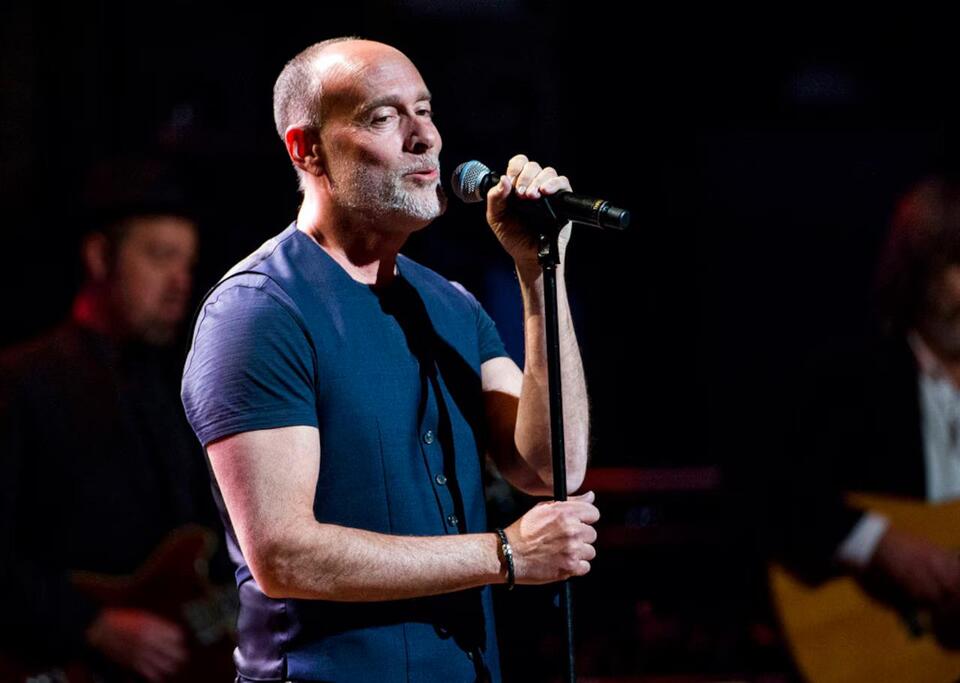 Rock star’s heartbreaking health announcement has fans praying - NewsBreak