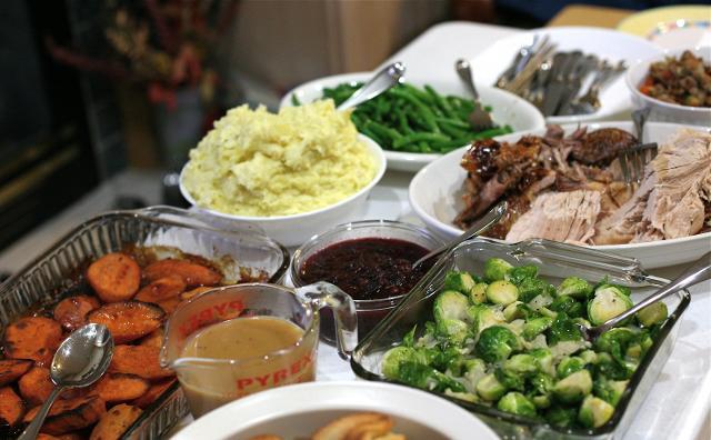 How to Host a Thanksgiving Dinner on a Budget - NewsBreak