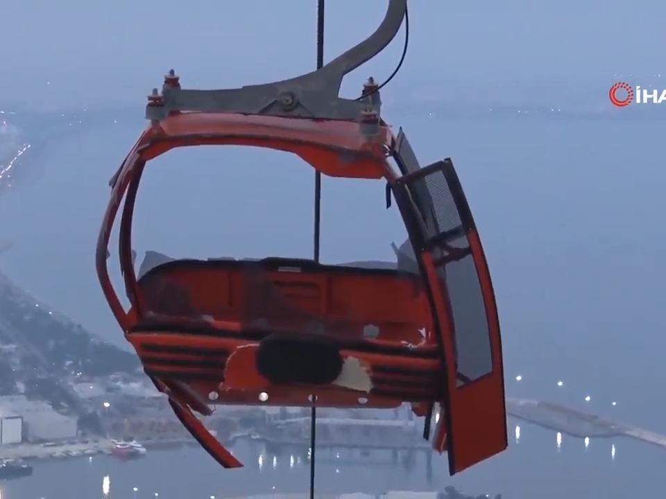 More than 40 people still stranded the day after a deadly cable car ...