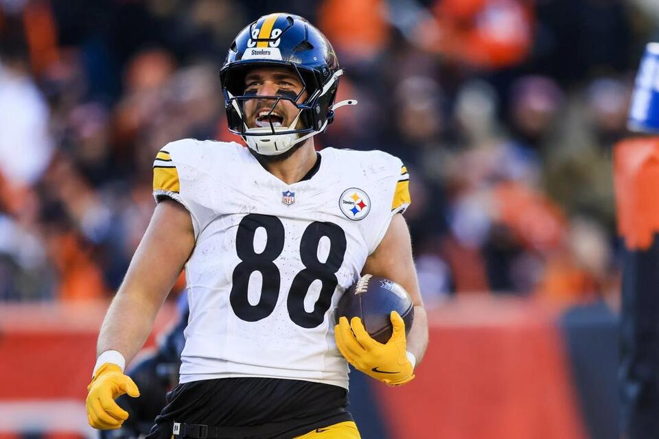 IN PHOTOS: Steelers Star Pat Freiermuth Proposes to Girlfriend Jillian ...
