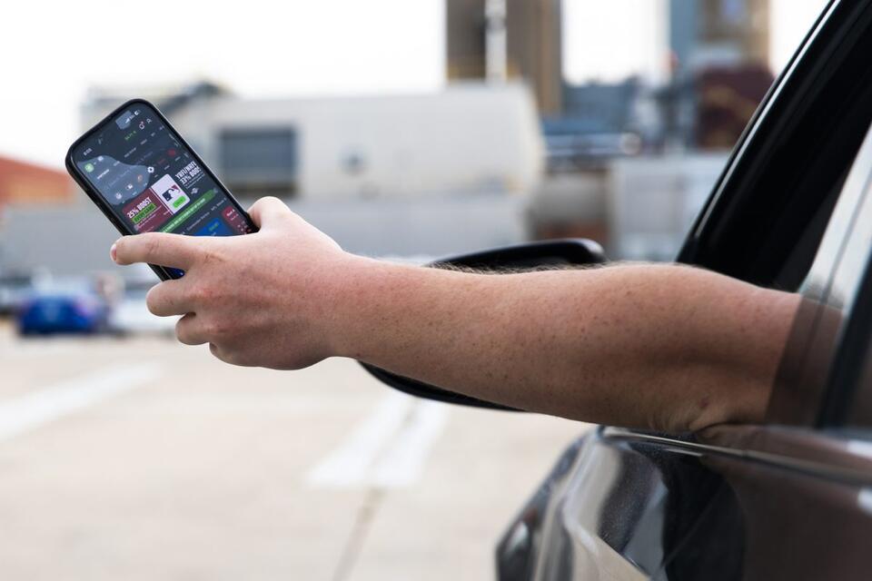Hands-free driving law makes immediate impact, law enforcement says ...