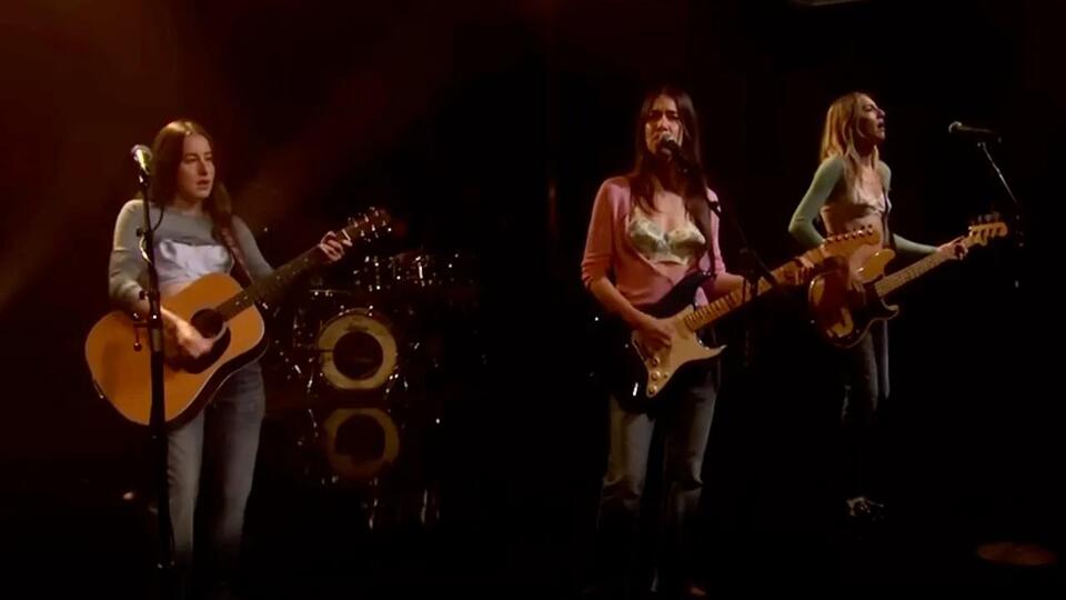 HAIM Bring “Down to be wrong” to Kimmel: Watch - NewsBreak