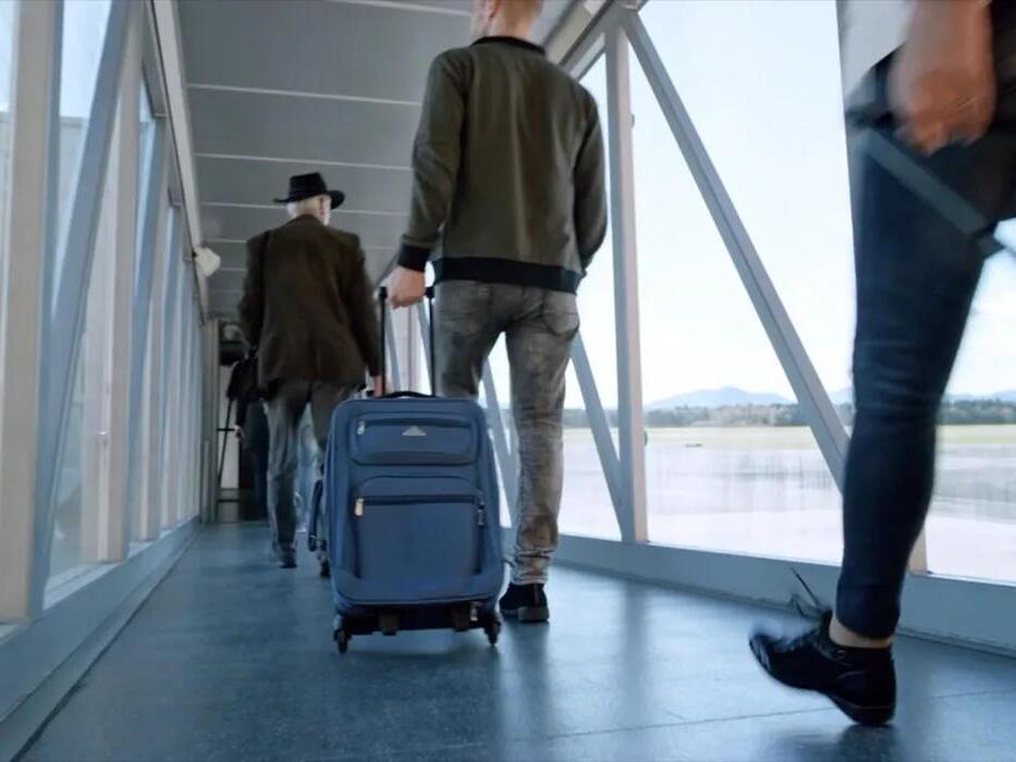 Airport staff warn people about tying ribbons to luggage