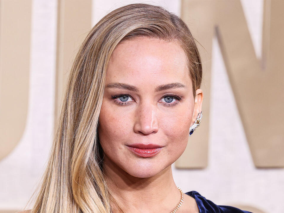 Jennifer Lawrence Turns Heads Wearing The Plastic 'Jelly Shoe' Trend ...