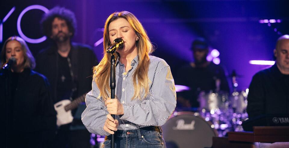 Kelly Clarkson Reveals How Shes Finding Joy Following the Loss of Her ...