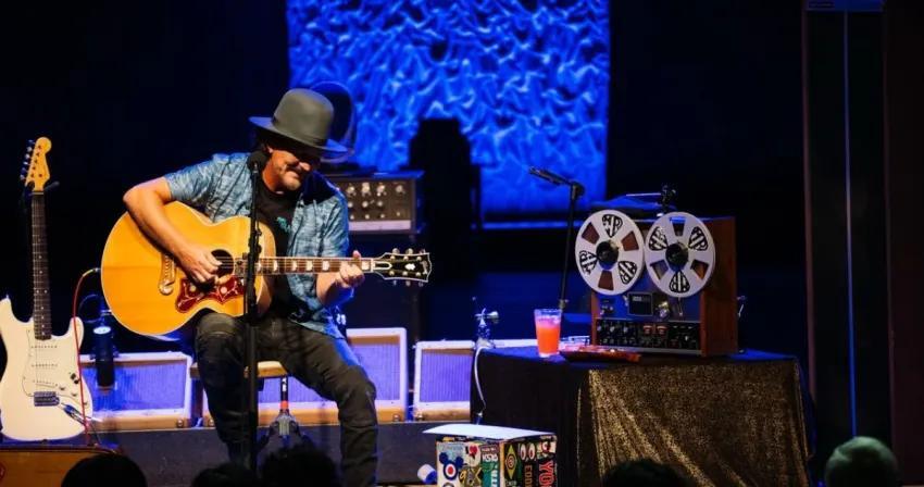 Eddie Vedder Breaks Out Pearl Jam Deep Cut At Japan Solo Tour Kick Off ...