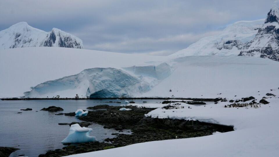 New map uncovers hidden mountain world buried under Antarctica’s ice ...