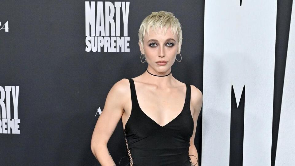 Emma Chamberlain Proves She Is the It Girl in Jumpsuit With Bold Neck ...