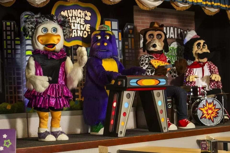 Chuck E. Cheese Shuts Down Its Famous Animatronic Band For Good - NewsBreak