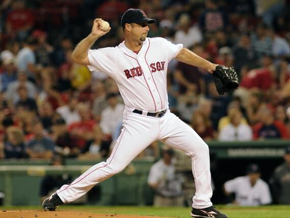 Padres knuckleballer honoring late Red Sox pitcher Tim Wakefield