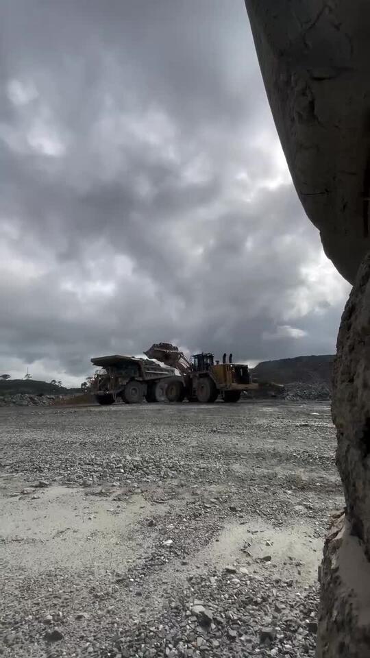 ROM dogn Here we have a 992K loader feeding gold ore into a 785C truck ...