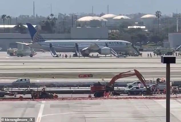 United Boeing 787 makes emergency landing at LAX after terrifying ...