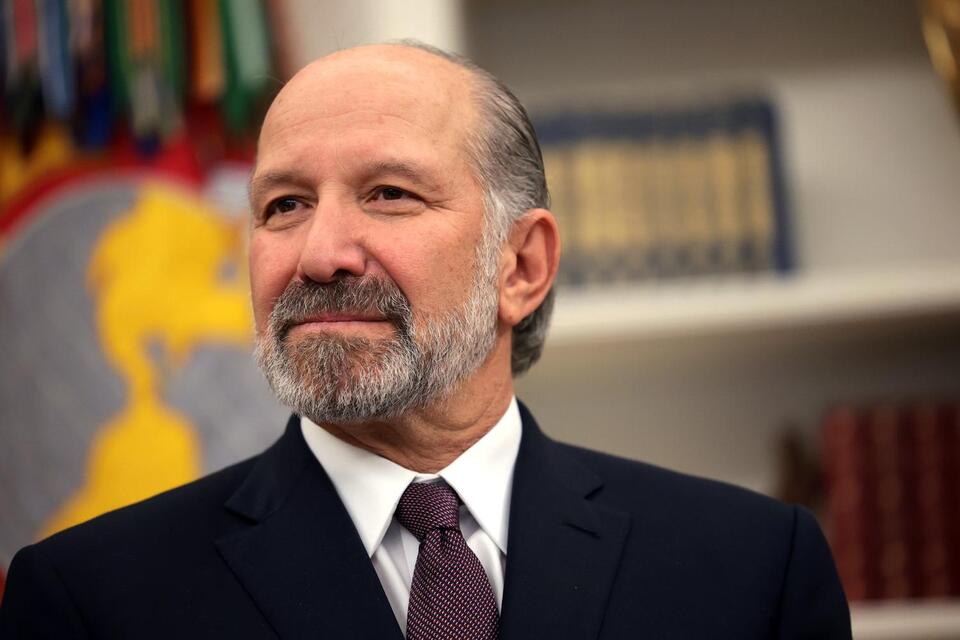 Trump Commerce Secretary Makes Stunning Tariffs Confession - NewsBreak