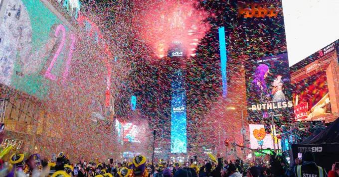 How To Watch The Times Square Ball Drop Without Cable — 2025 Edition ...