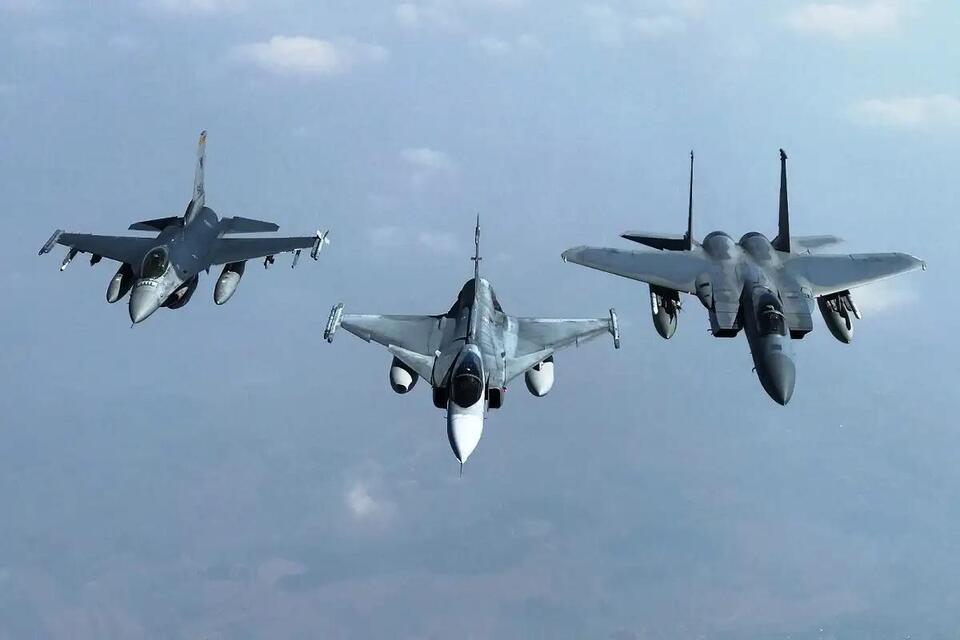Swedish Air Force Flight Engineer tells how the Gripen can Dogfight and ...