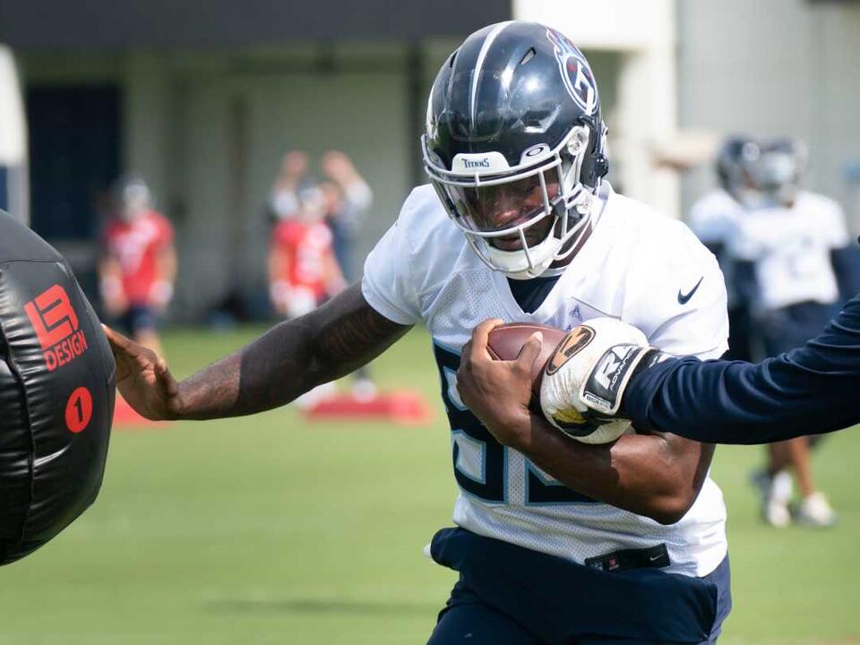 Tennessee Titans star tight end joins a pick up football game while ...