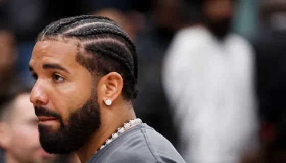 Drake’s New Shirtless Selfie Leads To More BBL Jokes and Tummy Tuck ...