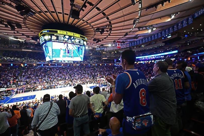 Knicks fans refuse to leave Madison Square Garden as ESPN won't show ...