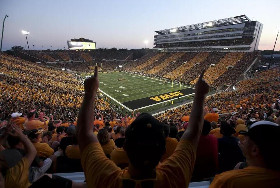 Where to Eat, Drink, and Watch the Hawks Saturday in Iowa City