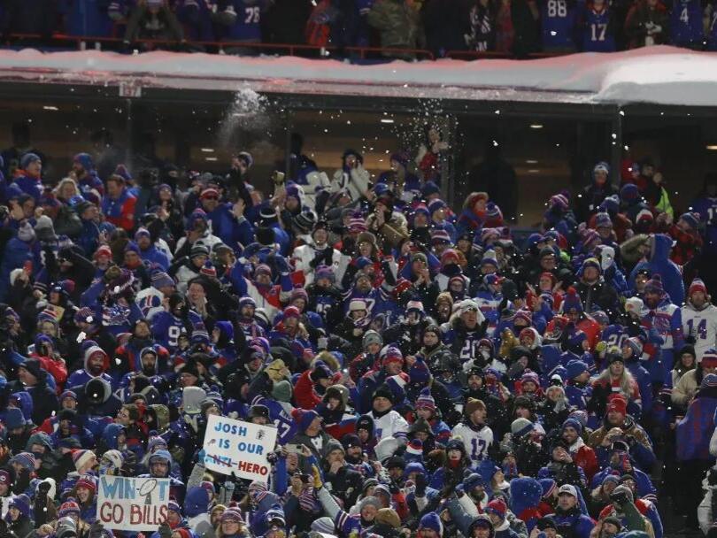 Bitter Bills fans throw snowballs at Patrick Mahomes, Chiefs players ...