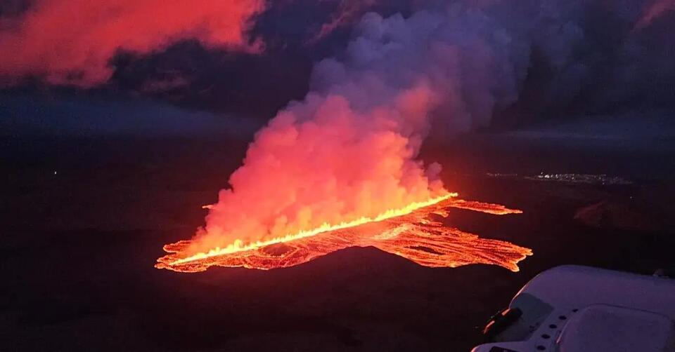 Volcanic eruption in the Sundhnukar crater row — Reykjanes Peninsula ...