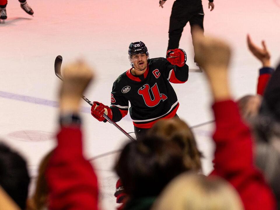 Utica Comets rally in 3rd period to crunch Syracuse