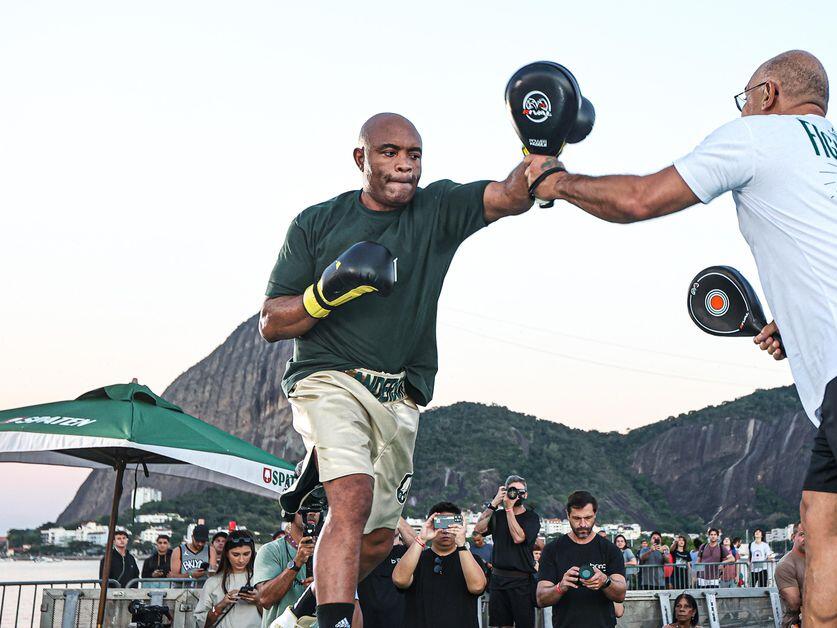 Video: Anderson Silva open workout ahead of Chael Sonnen boxing match