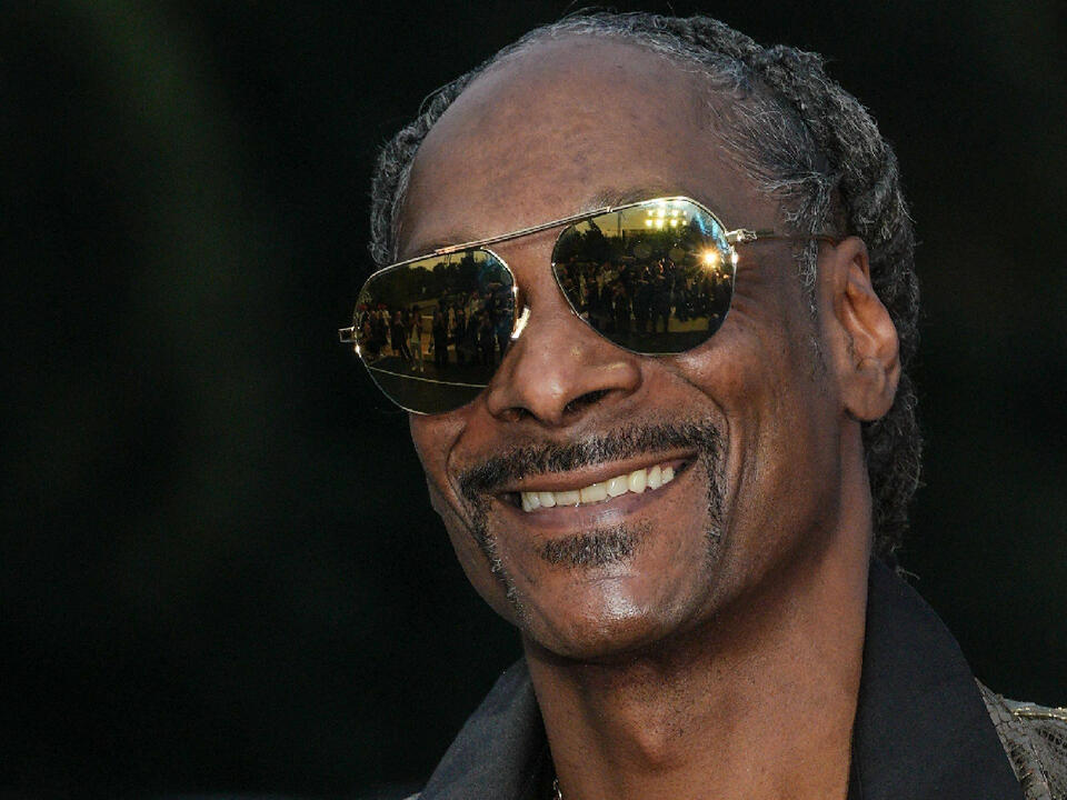 Watch Snoop Dogg Spark the Start of the 2024 Olympics as He Carries ...