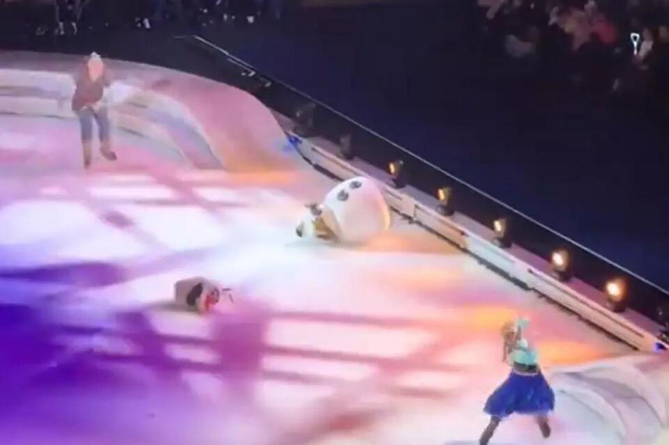 Let It Go! Olaf’s Head Falls Off During Disney on Ice (VIDEO)