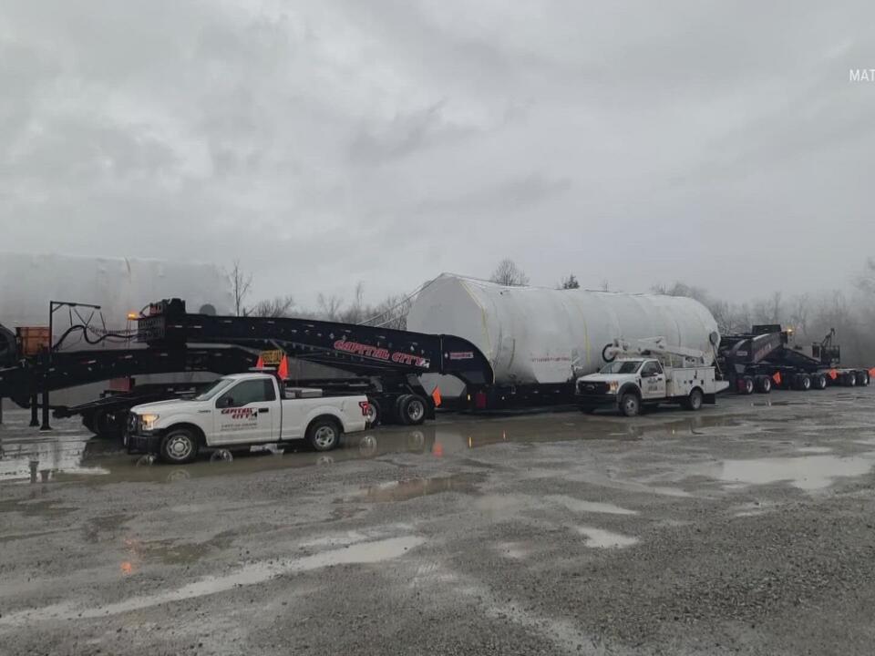 First of nearly 2 dozen super loads making its way through Ohio