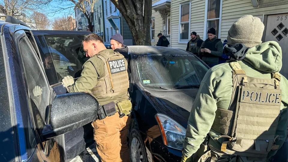 Federal agents conduct operation in East Boston - NewsBreak