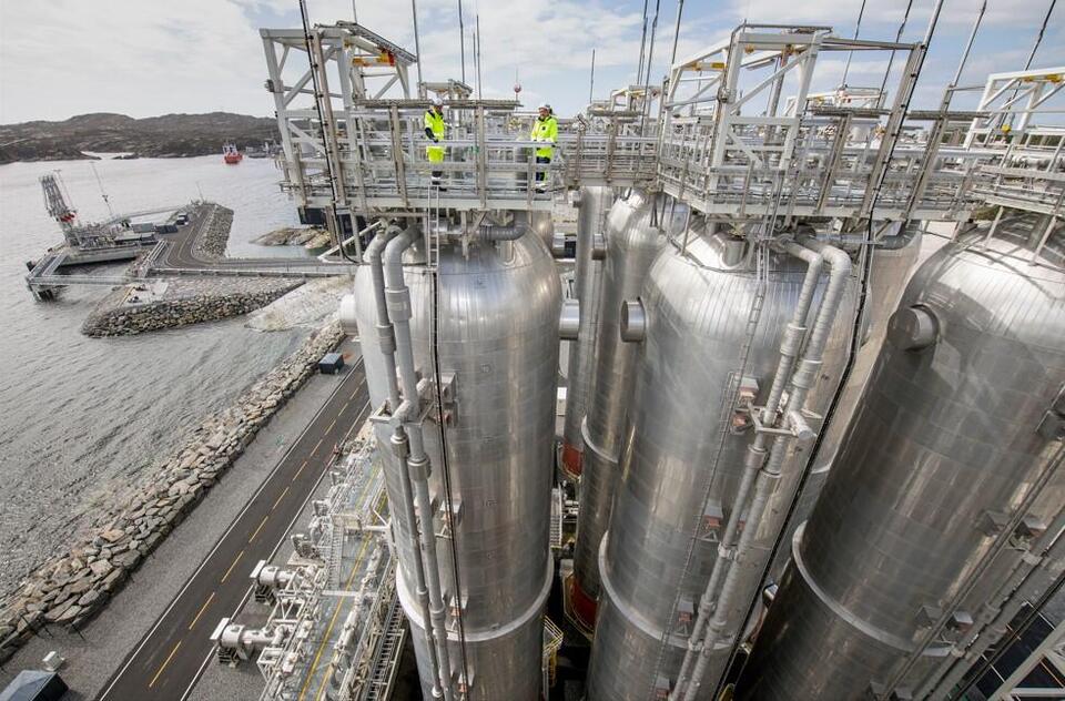 World's first commercial carbon storage facility gets first CO2 ...