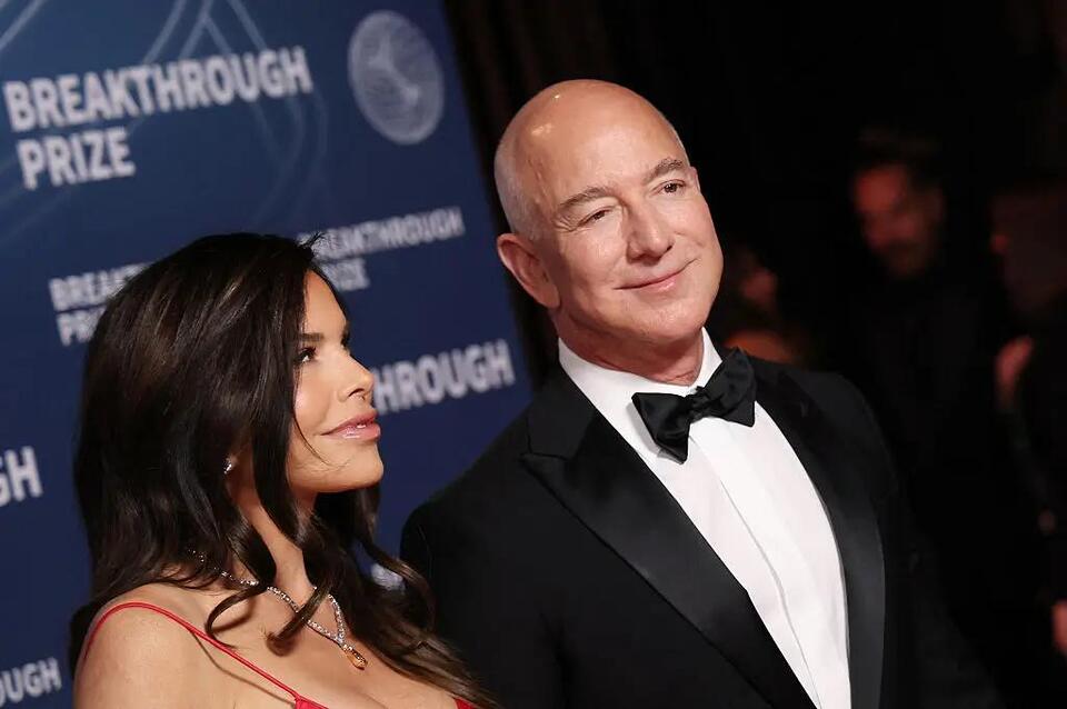 ‘Body Language Is Off’: Jeff Bezos’ Latest Outing with Fiancee Lauren ...