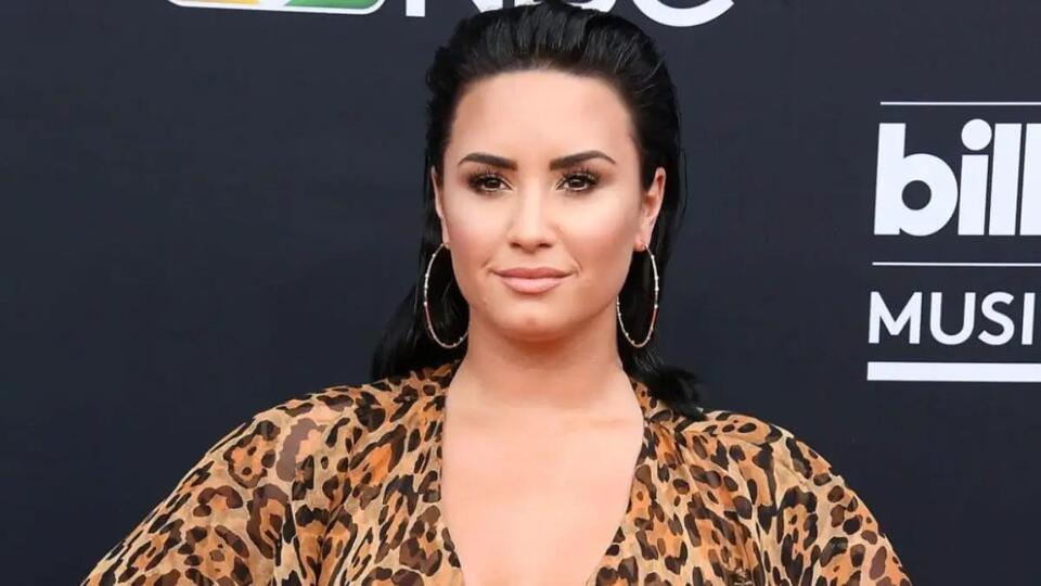 ‘WTF Is Wrong with Her Mouth?’: Demi Lovato’s Wardrobe Malfunction ...