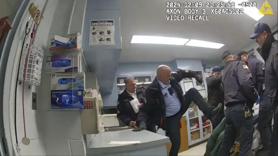 6 correction officers charged with murder in death of Robert Brooks at ...
