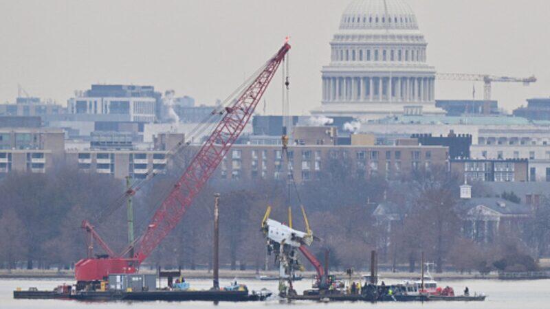 Deadly D.C. Crash Probe: Emotional Footage of AA Flight 5342 & Military ...