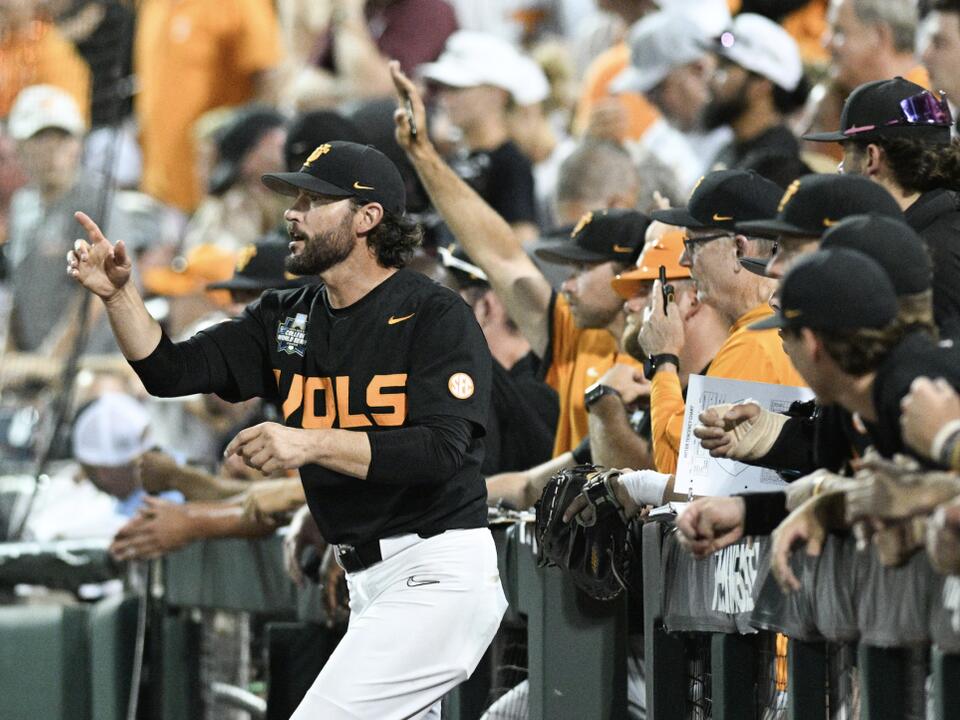 Photo of Tony Vitello and Peyton Manning goes viral and Vols fans are ...