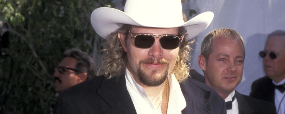 4 Early Toby Keith Hits That Hinted at His Superstar Career - NewsBreak