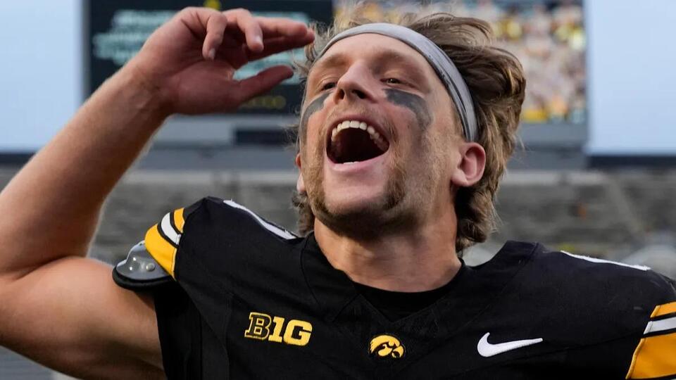 Iowa football QB Mark Gronowski scores go-ahead touchdown in final 2 ...