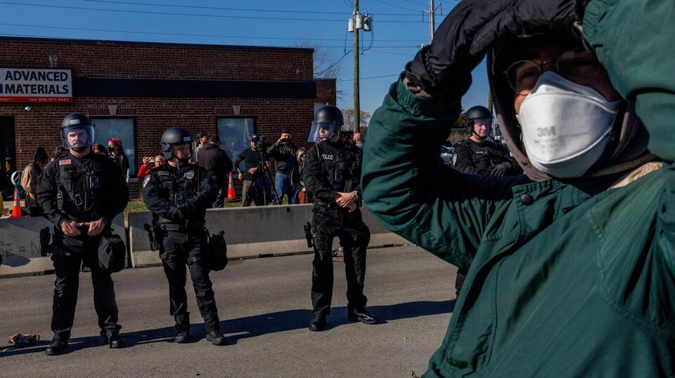 21 arrested, police officers injured at protest outside ICE processing ...