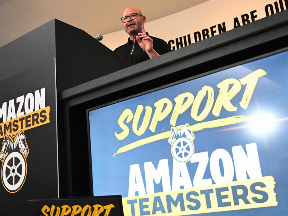Amazon contract drivers in Queens join Teamsters union