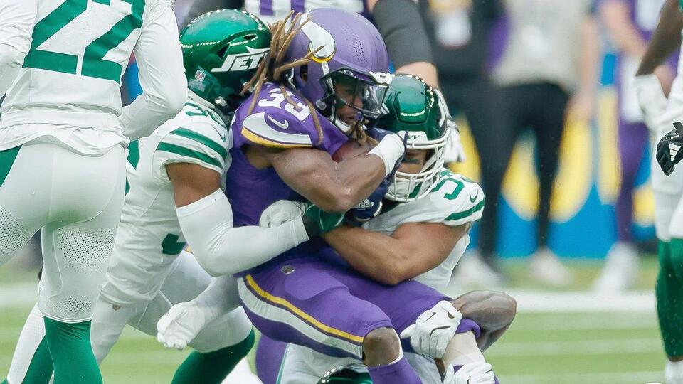 Aaron Jones injury update: Vikings RB hurts hip in London vs. Jets ...