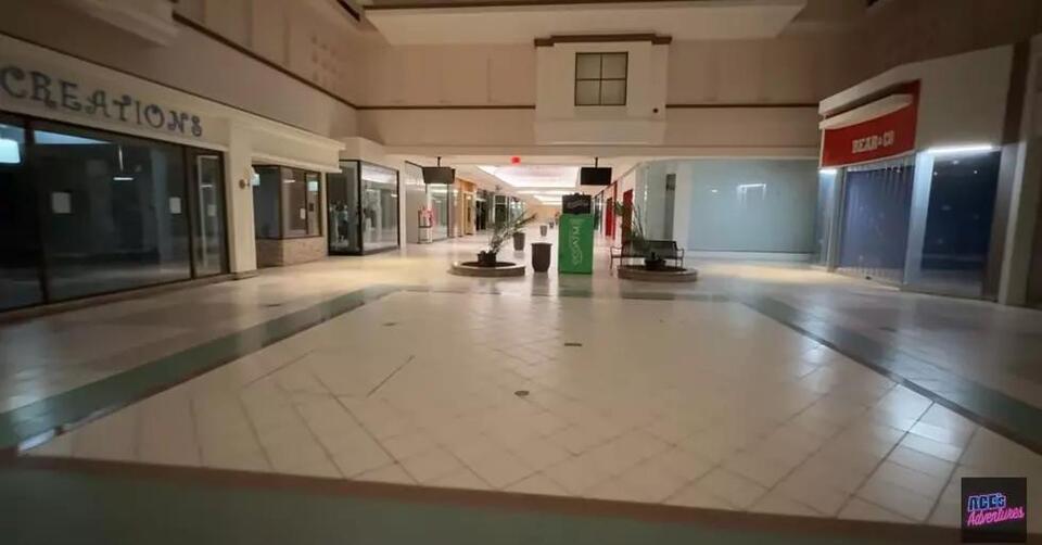 Take A Look Inside This Empty Upstate New York Ghost Mall - NewsBreak