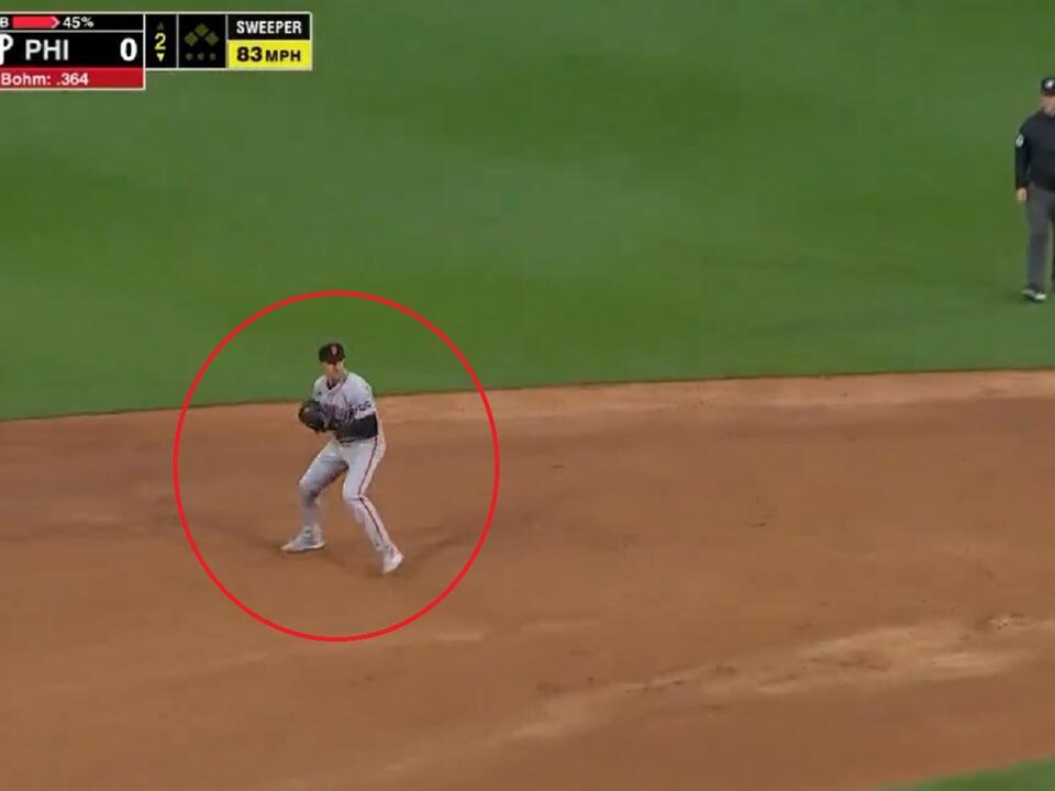 Giants shortstop makes worst throw of the MLB season
