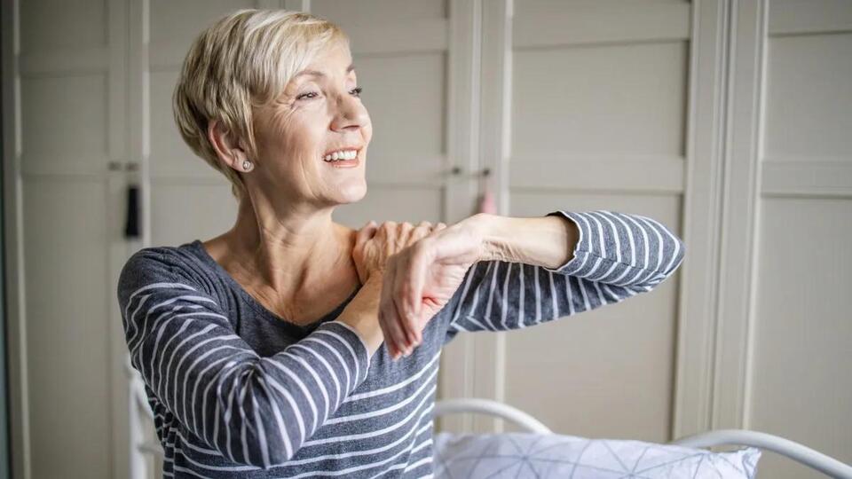 Frozen Shoulder Exercises That Relieve Pain and Stiffness, Plus Improve ...