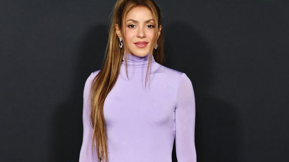 Shakira Heats Up Feeds in Statement Corset, Fans React ‘Wow’ - NewsBreak