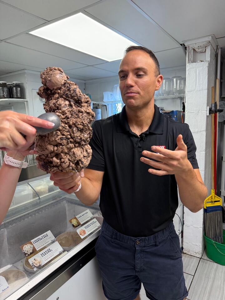 SUMMER SCOOPS: Janice and Elliot check out the gigantic scoops at Norm ...