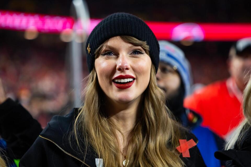 Is Taylor Swift at the Chiefs game today? Latest updates for Bills ...